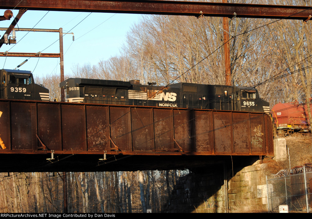 NS C40-9W 9655 trails on 17G
